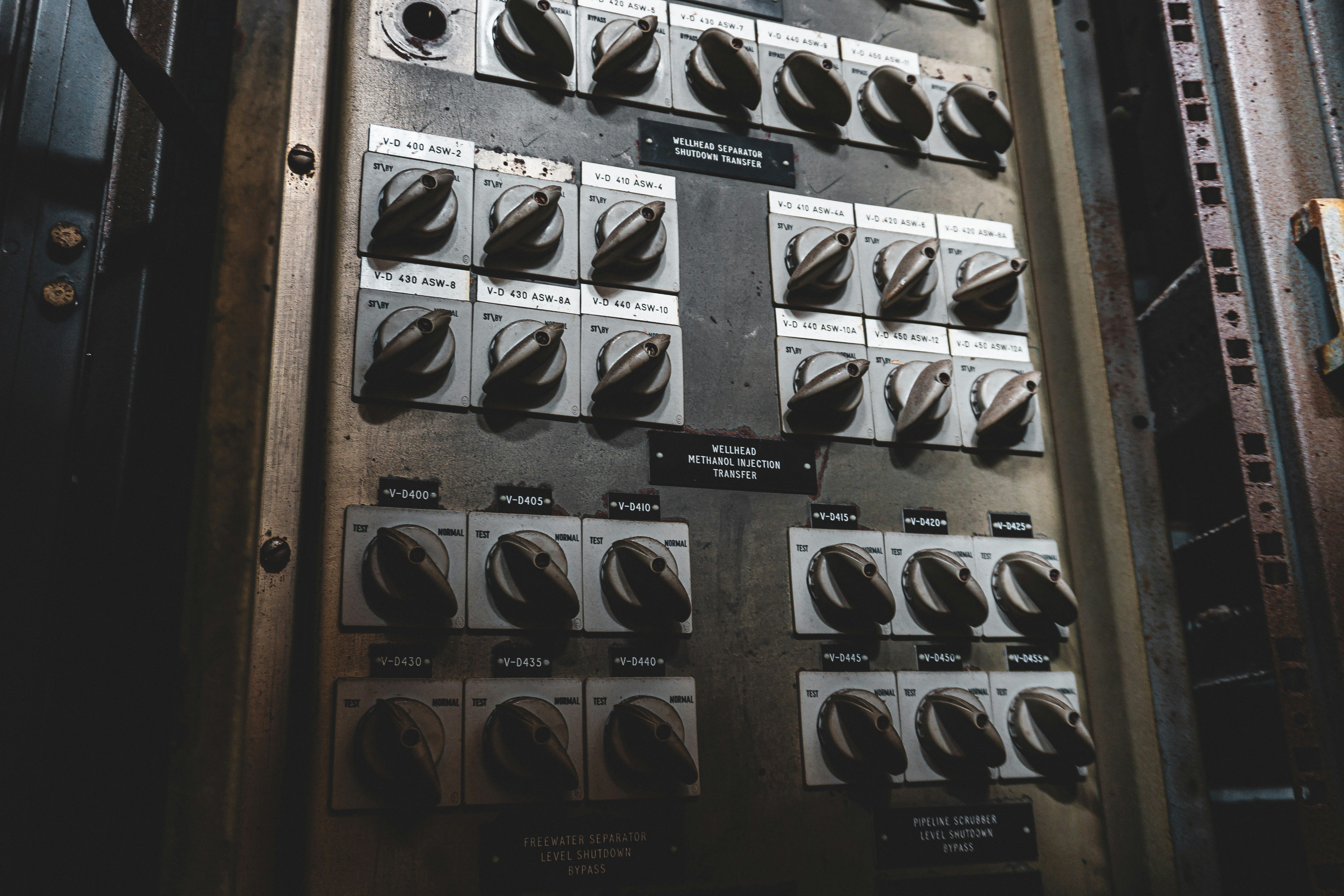 Electrical Distribution Panel Guide: Types, Sizing & 600 Amp Tips